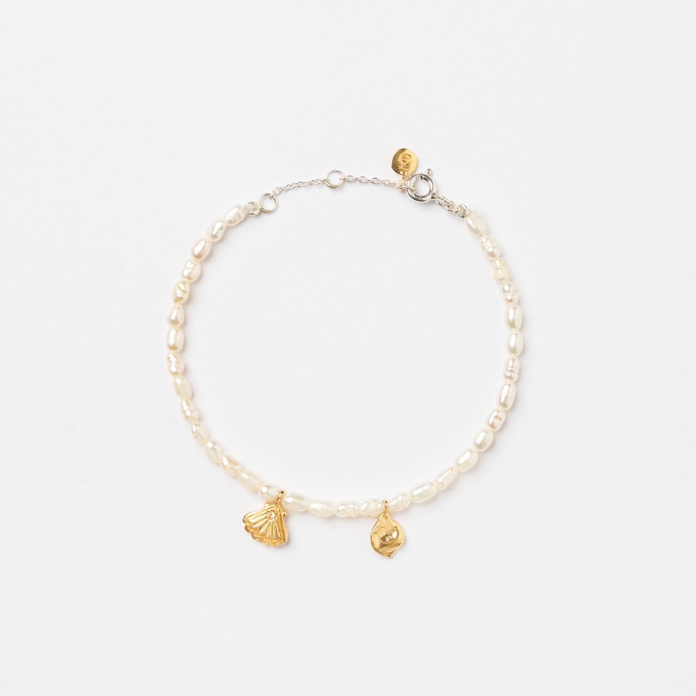 Shell B. - Bracelet with freshwater pearls and shell details. Adjustabl ...